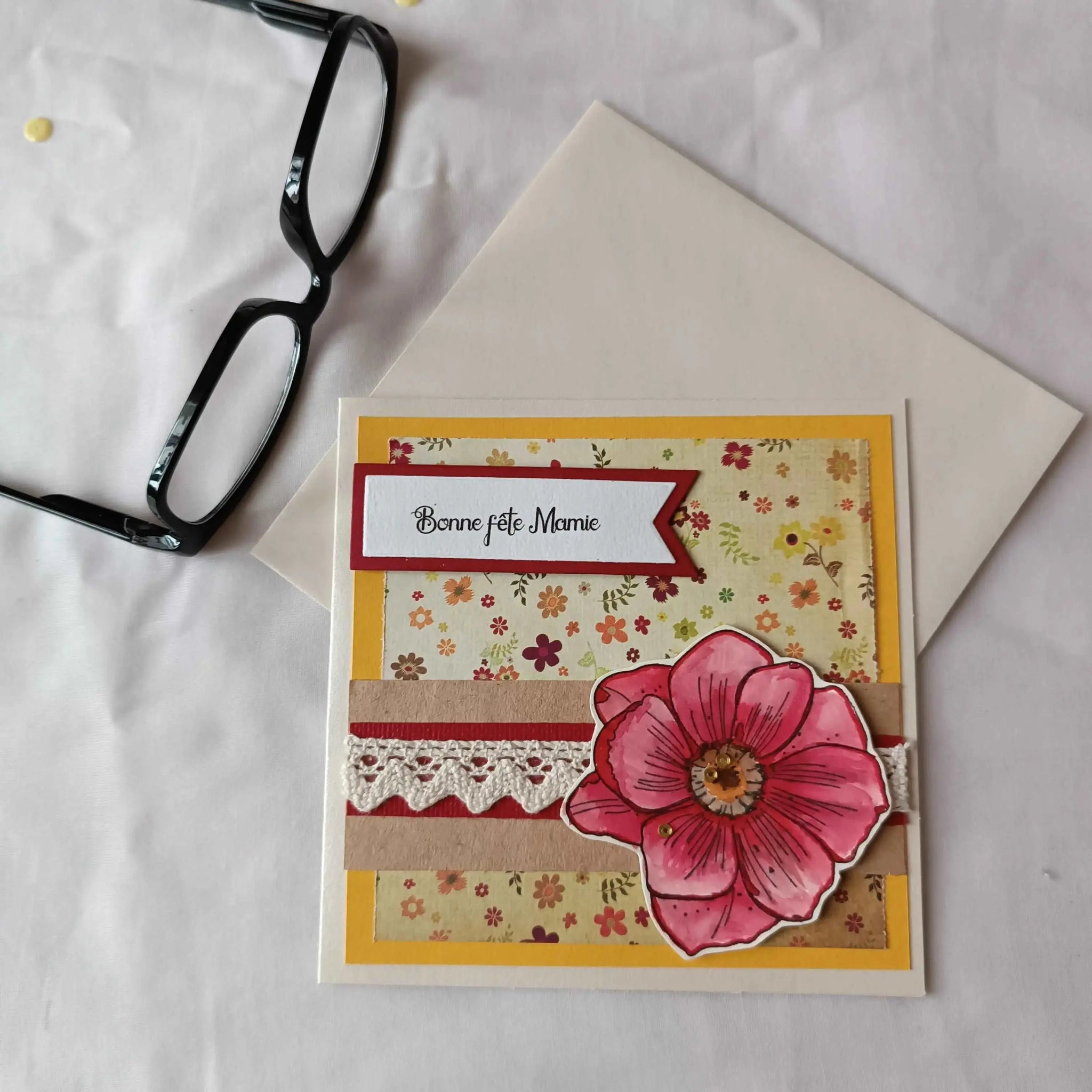 Carte bonne fête Mamie, fleur rouge et jeune, format 13x13cm – latelierdelililasouris